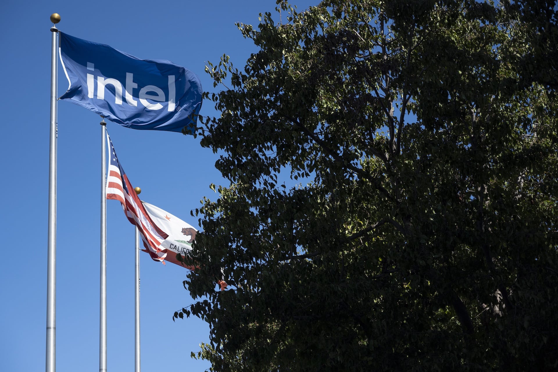 L'IA arriva nel settore enterprise con i nuovi sistemi Intel vPro - Tom ...