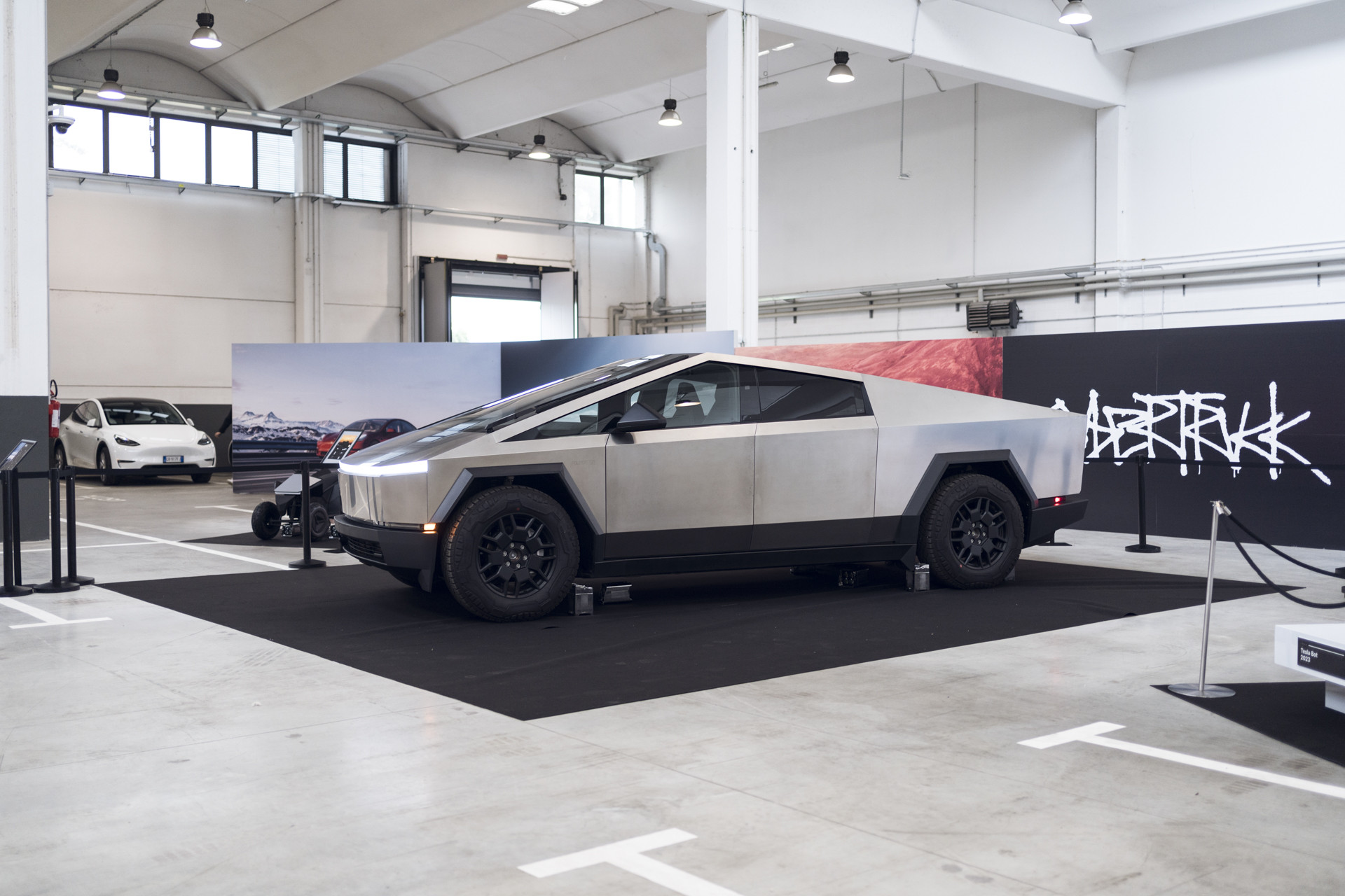 Tesla aumenta il prezzo del Cybertruck di 20mila dollari e taglia il ...