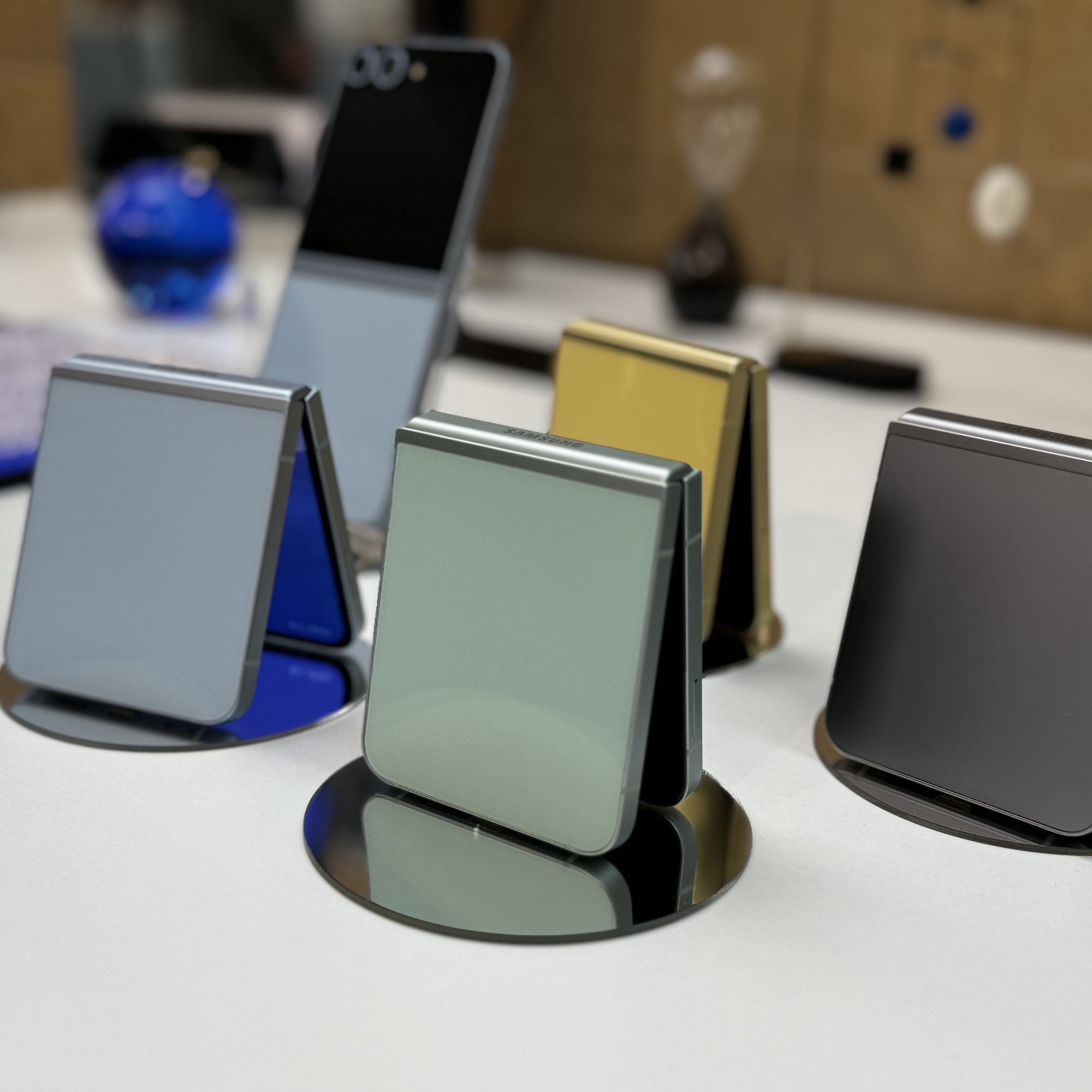 Samsung punta a realizzare il primo smartphone arrotolabile - Tom's ...