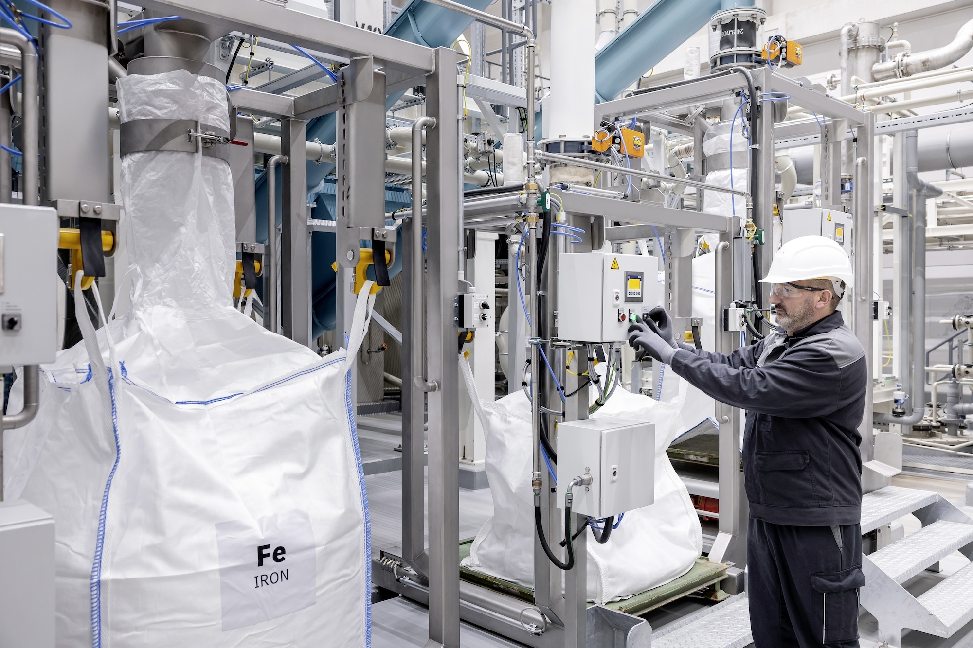 Mercedes apre il primo impianto per riciclare batterie EV - Tom's Hardware