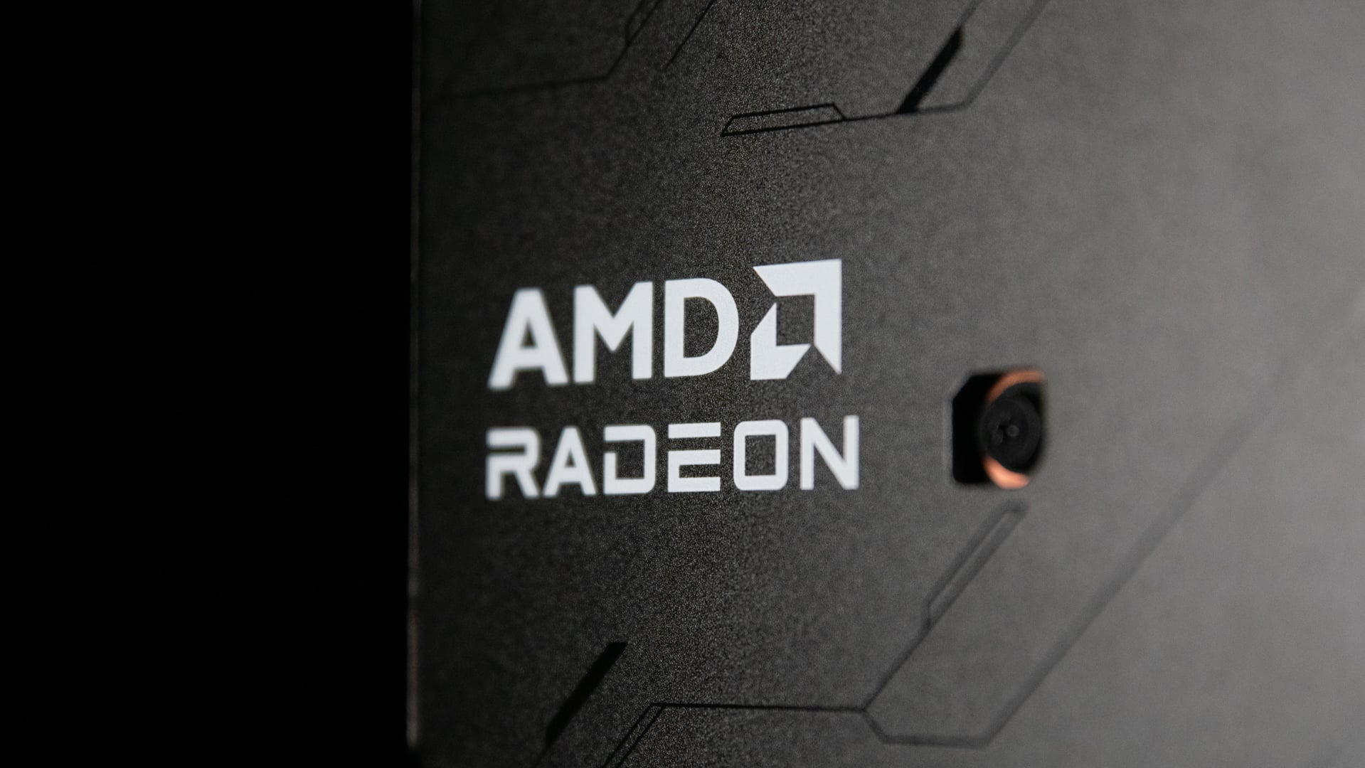 AMD svela la Radeon RX 9060 XT LP, ideale per PC compatti - Tom's Hardware