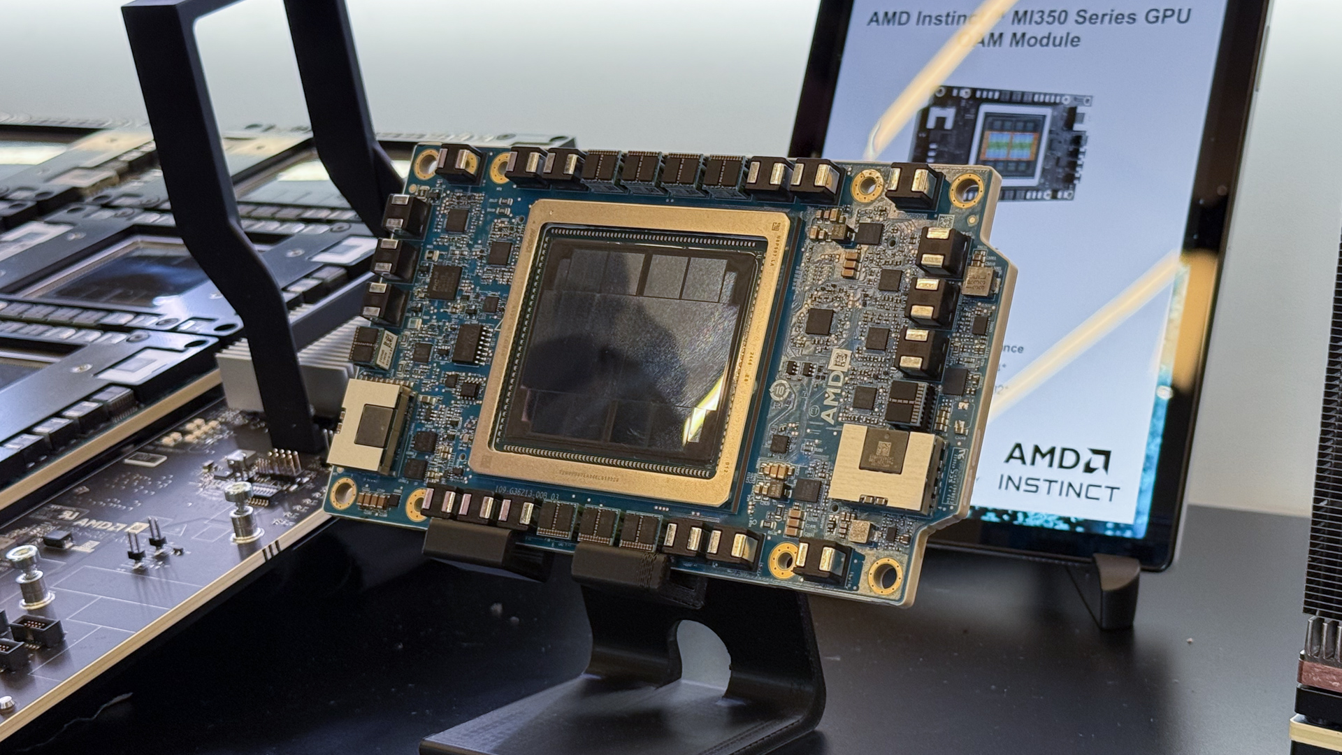 AMD traccia la rotta per l’AI aperta: nuove GPU, software e ...