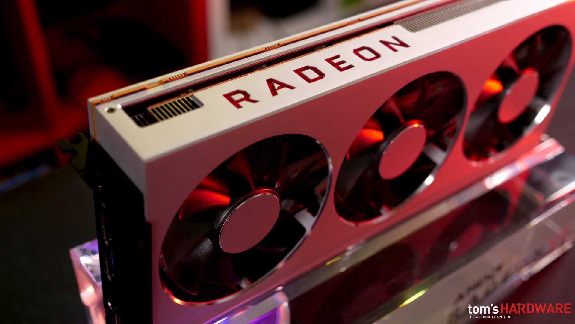 Radeon VII unboxing, la prima scheda con GPU a 7 nanometri in tutta la ...