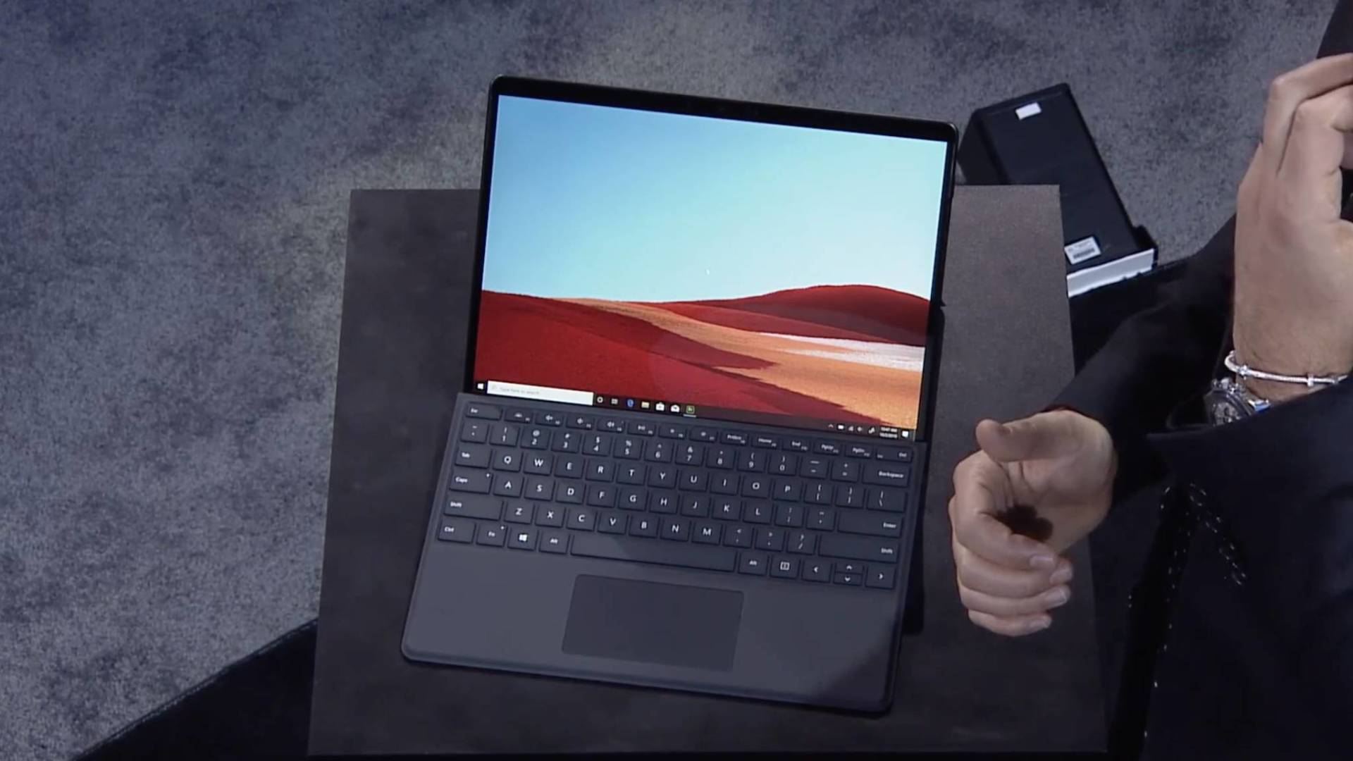 Surface Pro X, il 2 in 1 con processore Microsoft SQ1 parte da 999 ...