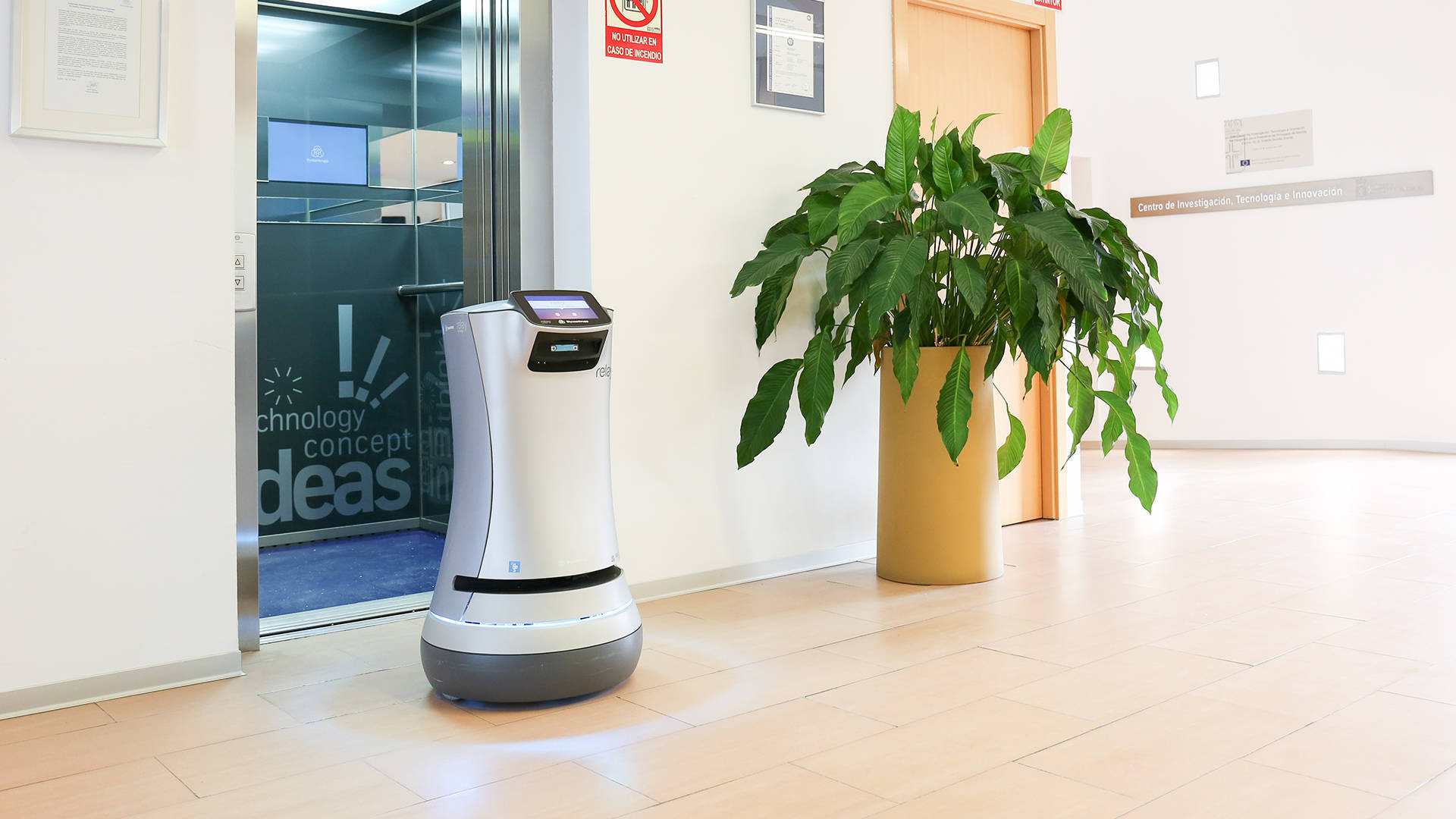 Il robot di Thyssenkrupp serve in camera e sa prendere l'ascensore ...