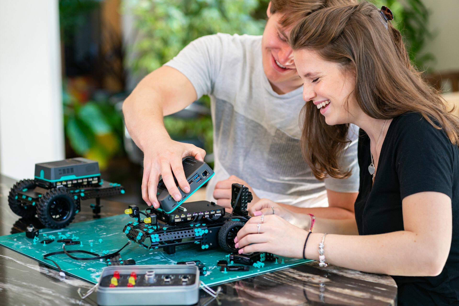 Un cane... robot?! Assemblabile, ad energia solare, ed a meno 8€ su ...