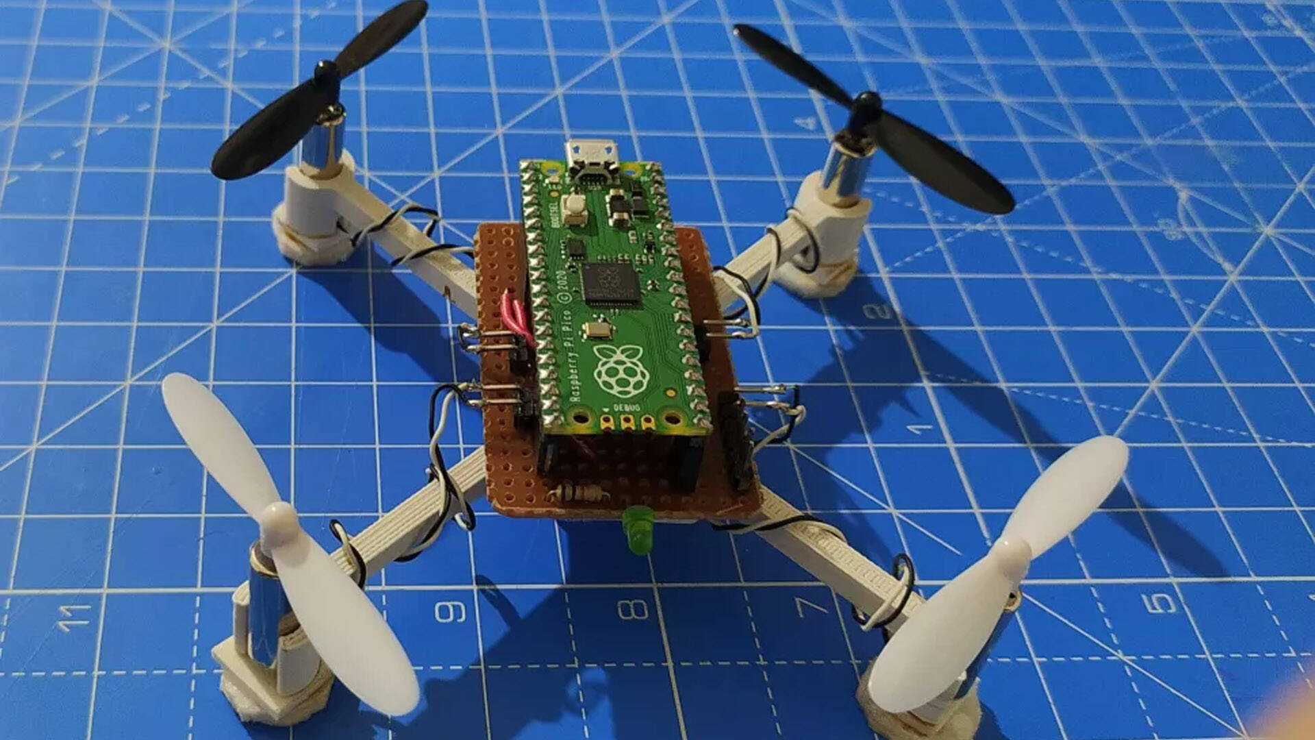 PiWings, il drone alimentato da un Raspberry Pi Pico - Tom's Hardware