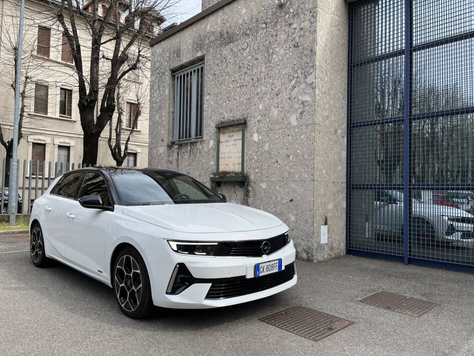 Opel Astra Plug-in 180, cosa ci piace cosa no | La nostra prova - Tom's ...
